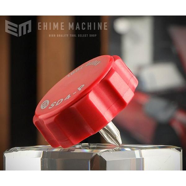 KTCのショートスタッビドライバです。全長30mmで、狭い場所での整備作業に最適です。マッドガード、コンソールボックス、インストルメントパネル脱着等■型式：SD4-P■メーカー：KTC