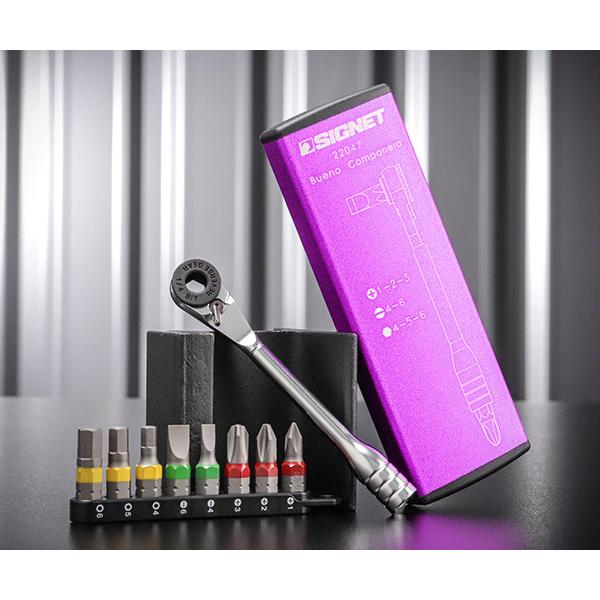 DIYや自転車の車載工具にも最適。ミニラチェットセットがポップなカラーで登場。手の平に収まるコンパクトサイズ。柄部分にもビット装着可能。【仕様】ケースカラー：パープルミニラチェット全長(mm)：93ヘッド幅(mm)：15ヘッド厚み(mm)：...