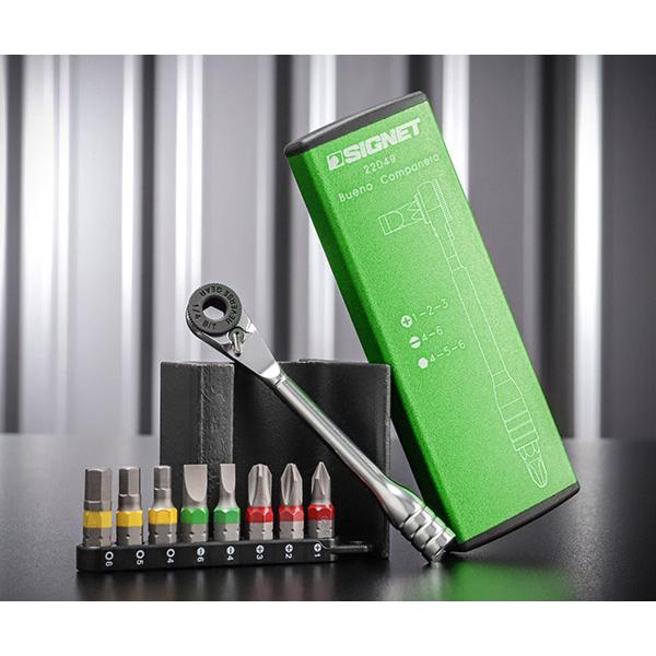 DIYや自転車の車載工具にも最適。ミニラチェットセットがポップなカラーで登場。手の平に収まるコンパクトサイズ。柄部分にもビット装着可能。【仕様】ケースカラー：グリーンミニラチェット全長(mm)：93ヘッド幅(mm)：15ヘッド厚み(mm)：...