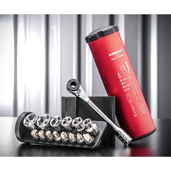 DIYや自転車の車載工具に最適です。ミニラチェットセットがポップなカラーで登場します。手の平に収まるコンパクトサイズです。柄部分にもビット装着可能です。極短ビット採用で狭所に簡単にアクセスできます。ソケット採用でボルト・ナットに対応できます...