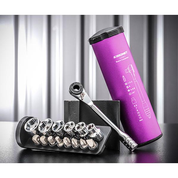 DIYや自転車の車載工具に最適です。ミニラチェットセットがポップなカラーで登場します。手の平に収まるコンパクトサイズです。柄部分にもビット装着可能です。極短ビット採用で狭所に簡単にアクセスできます。ソケット採用でボルト・ナットに対応できます...