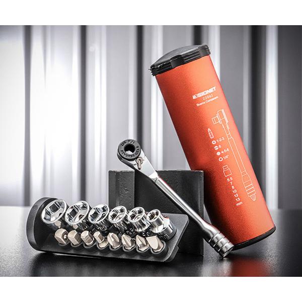 DIYや自転車の車載工具に最適です。ミニラチェットセットがポップなカラーで登場します。手の平に収まるコンパクトサイズです。柄部分にもビット装着可能です。極短ビット採用で狭所に簡単にアクセスできます。ソケット採用でボルト・ナットに対応できます...