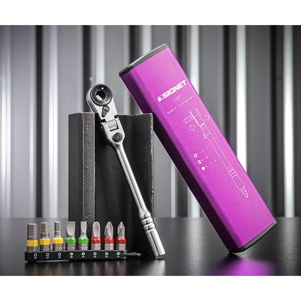 フレックスラチェットタイプ。カラフルなアルミケース付き。DIYや自転車の車載工具、自動車バイクの細かいパーツの脱着に最適。首振り式のヘッドで、プッシュボタンで13段階の角度でロック、最大90度。切替式レバーで正逆の切り替えが可能。カラフルな...