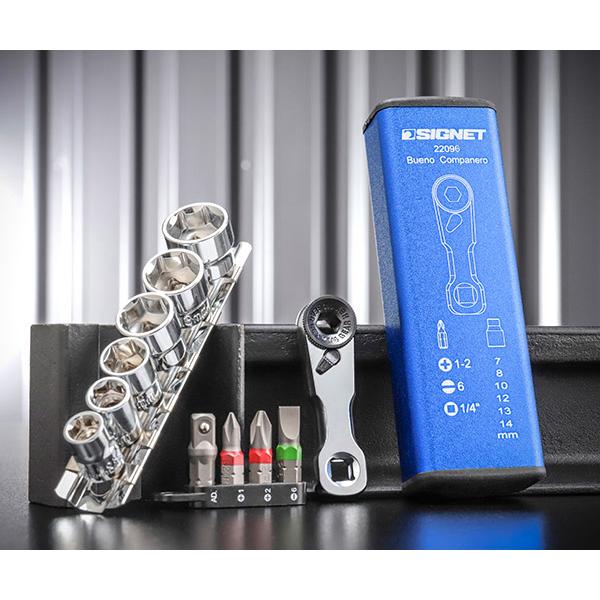 全長わずか59.5mmのウルトラショートラチェット1/4DRソケットやビットが装着できます60ギアの切り替え式ラチェットスピンナハンドルなどが取り付けできる1/4DRのスクエアホール付き11アイテムがアルミニウムケースに入っています【仕様】...