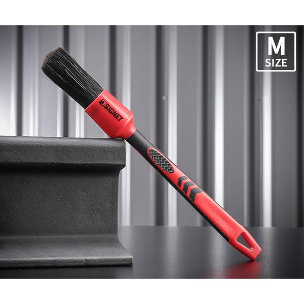 【仕様】ブラシ材質：猪毛20％＋PP80％ハンドル材質：PP,NBR全長：222mmハンドル長：176mmブラシ長：46mmブラシ径：21mm【特長】細部の汚れを徹底洗浄するための洗車用品です。車の内部・外部清掃に使用できます。乾湿両用で使...