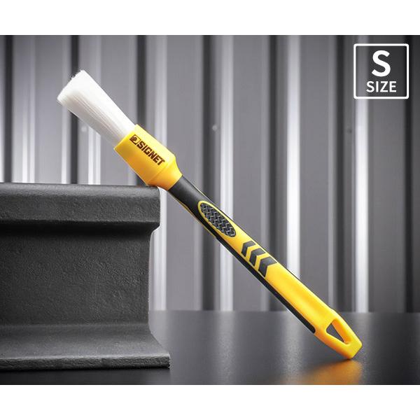 【仕様】ブラシ材質：ホワイトPETハンドル材質：PP,NBR全長：216mmハンドル長：174mmブラシ長：42mmブラシ径：16mm【特長】細部の汚れを徹底洗浄するための洗車用品です。車の内部・外部清掃に使用できます。乾湿両用で使用できま...