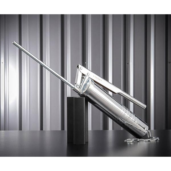 グリスの充填が楽なカートリッジ式です。自動車、バイク、建機、農機のグリスアップに最適です。【仕様】全長(mm)：357(ノズル長を含まない)ノズル長(mm)：250最大圧力(Mpa)：28容量(ml)：400適応グリス：No.1〜No.2一...