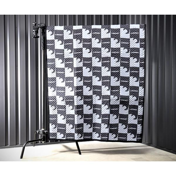 運搬時のキズの保護や、アウトドアのラグとしても使えるマルチマットです。中綿はポリエステルと、密度のある綿でクッション性があります。軽量で持ち運びに便利です。中綿が片寄りにくくなっています。洗濯ができます。荷物の運搬、車のトランクの保護、床や...