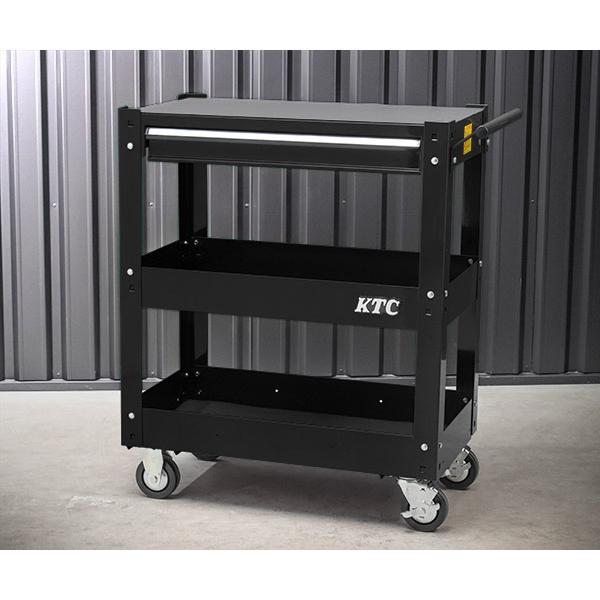 KTCのベストセラーワゴン。天板を作業台にしたり、SKX0213シリーズ、SKX0223シリーズ、EKR-103Aなどを乗せて、大容量ツールキャビネットのように使用したり。オープンで取り出しやすいので、電動工具などをまとめて収納。充電管理な...