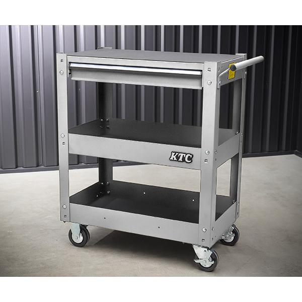 KTCのベストセラーワゴン。天板を作業台にしたり、SKX0213シリーズ、SKX0223シリーズ、EKR-103Aなどを乗せて、大容量ツールキャビネットのように使用したり。オープンで取り出しやすいので、電動工具などをまとめて収納。充電管理な...