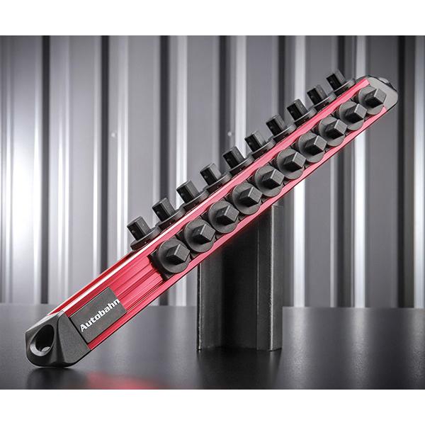 ツールチェストの内側や磁石のくっつく所であればどこでも使うことができる、便利なダブルのソケットレールです。ソケット類の抜き差しはソケット類をひねってロック・アンロックするスピンロック式。全長360mm、3/8"(9.5mm)差込角、最大20...