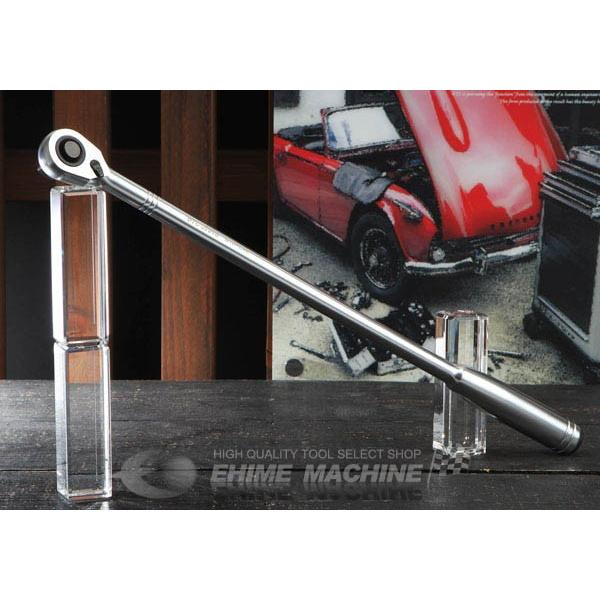 中空構造で超軽量！スリム＆コンパクトヘッドを採用した、機能性バツグンのラチェットハンドルです。全長406mmの超ロングタイプ。奥まった箇所の整備作業に重宝します。■型式：STR-L4E■メーカー：Pro-Auto(プロオート/スエカゲツール...