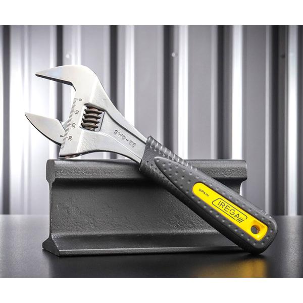 コンパクトサイズながらもワイドに開く、１本あると便利なモンキーです。 クロムメッキ仕上げ。 右ネジタイプ。 正確な目盛り付きでナット・パイプ等のサイズもひと目で分かります。  【仕様】 メーカー名：IREGA(イレガ) 品番：SWO92-8...