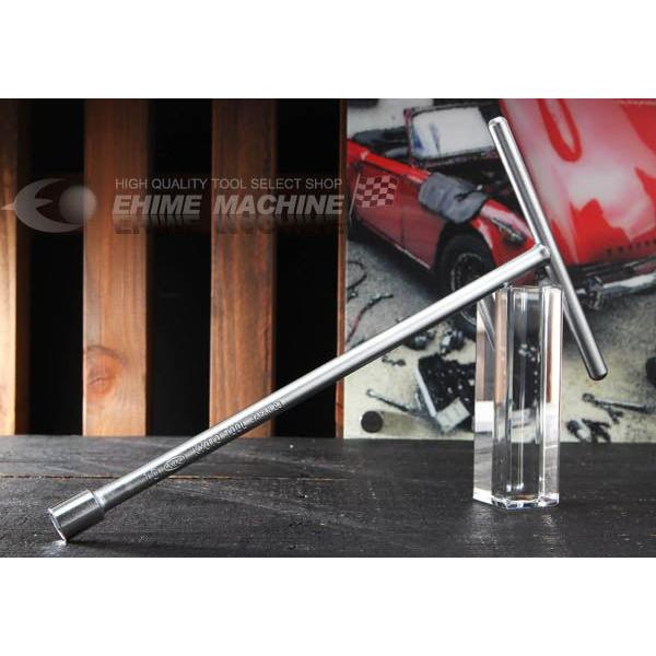 KTCの早回しT形レンチです。一般品に比べハンドルが短くなっていますので、狭い場所での早回しやツールボックスでの収納に便利です。ハンドル上部にサイズ刻印がしてあり、ツールステーションなどにつり下げた場合、確認しやすくなっています。■型式：T...