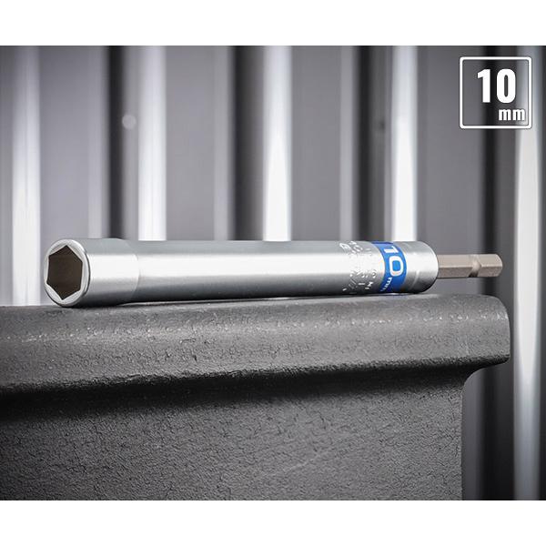 ボルトが突き出している場所のナット締結に最適な、電動ドリル用強軸ソケットロングタイプです。  7.2~18Vはもちろん、40Vまで対応可能。  ソケット部は6角サーフェイスタイプ(面接触)のためボルト・ナットの角がナメにくく、高い安全性を確...