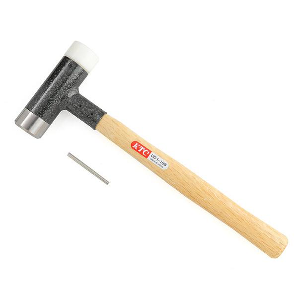 1本で2種類の作業ができる、鉄と樹脂のコンビハンマーです。樹脂側のみヘッドの交換が可能です。打撃面が平らなので、室内装飾用等の細かいピン打ち込みや、センターポンチ打ちに便利です。■型式：UD1-10B■メーカー：KTC■サイズ：1ポンド■全...
