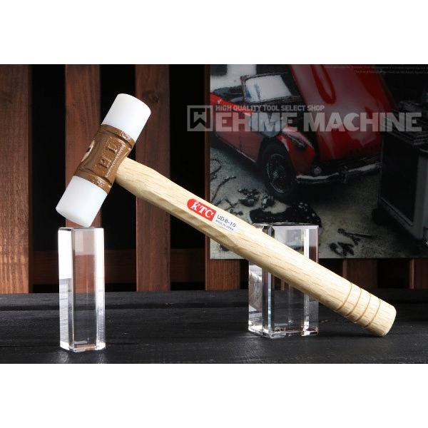 耐久性に優れたKTCのプラスチックハンマー。ヘッドは割れ、欠けが発生しにくい強化ナイロンを使用し、カスが機械に混入するなどのトラブルを低減します。■型式：UD8-10■メーカー：KTC■サイズ：1ポンド■全長：310mm■重量：450g