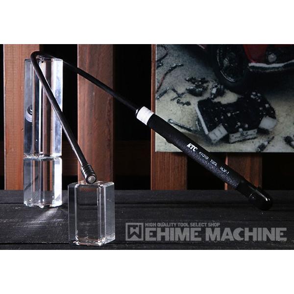 自在シャフトで思い通りに変形！かゆいところに手が届く！　KTCの便利ツールです！！自在シャフトの採用により複雑な動きが可能の上、グリップエンド部のノブ操作でもマグネットの方向操作が可能です。ガイドシャフトを抜けば本体はフリーな状態になります...