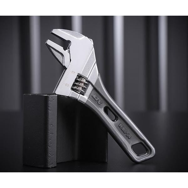 全長が短く、手のひらサイズで取回しが容易！狭い場所でも対象物へ簡単アクセス！従来の二面接触から三面接触になりガタをおさえた設計で、ボルトがなめにくく、安定した締め緩めが可能です。配管・水回りの袋ナットなどの大径ナットにも対応。ハンドル部には...