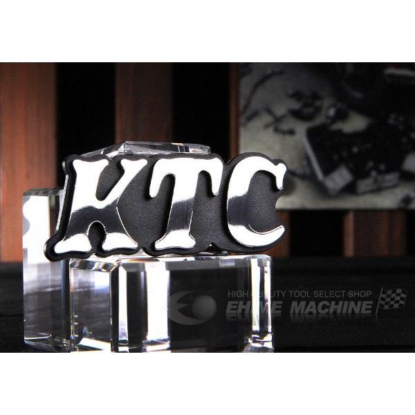 オフィシャルグッズにふさわしい質感を求めて企画した、メタリックシルバー×ブラックのコントラストと絶妙な立体感のエンブレムです。側面から見たエンブレムは、微妙な曲面を描いてなんとも美しい「カタチ」です。裏面には、車のバンパーの接着にも使用され...