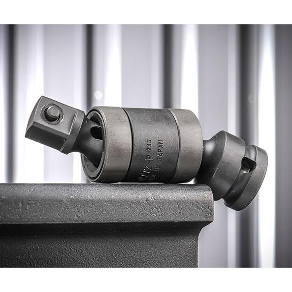 インパクトレンチで狭い場所へのアクセスを可能にする！2箇所の可動部を設けたインパクトレンチ対応ユニバーサルジョイントです。標準のユニバーサルジョイントと比較して、中間部を極力スリムに設計することで、狭い場所へのアクセス可能な範囲が大幅に拡大...