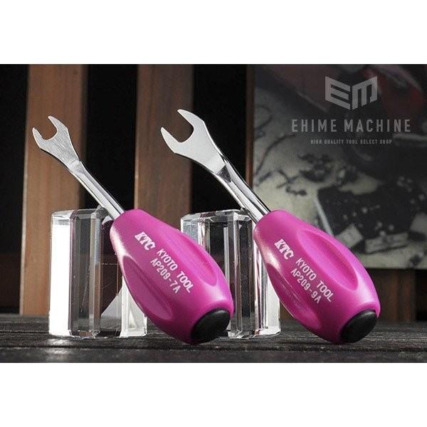 狭く奥まった所の三つ溝、四つ溝ロックピン引抜きに最適なアングルスタッビタイプのクリップクランプツール！・全長がコンパクトなスタッビタイプで、中間軸の傾斜角も寝かせてあるので、狭く奥まっていたり、くぼんだ作業個所でも楽に作業ができます。・KT...