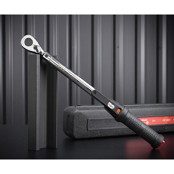 規定トルクでのボルトの締め付け作業に。視認性の高い目盛を採用し、より快適なトルク調整作業が可能。あらかじめ設定したトルクに達すると、軽いショックが手に伝わったり、「カチッ」という音がして締付け完了が確認できます。※設定トルクや製品の個体差に...