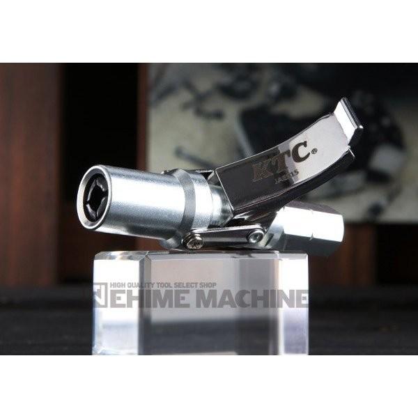 JTAE911専用カプラです。<特長>全長74mm、全高30mmの小型サイズで、狭いところでも使用可能。特殊なレバー形状によって、ワンタッチで顔裏の脱着が可能。カプラを取り外す時にグリースが飛び散らない。■型式：JAE915■メ...