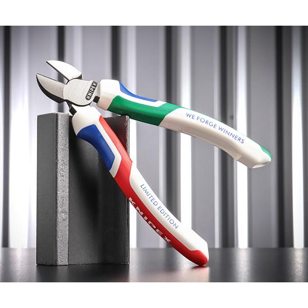 KNIPEXの定番斜ニッパーに、イタリアカラーの限定3Kグリップモデルが登場。KNIPEX 7002-160S8は、汎用性の高い160mm斜ニッパーをベースに、ホワイト・ブルー・グリーン・レッドを組み合わせた限定カラーグリップを採用した「W...