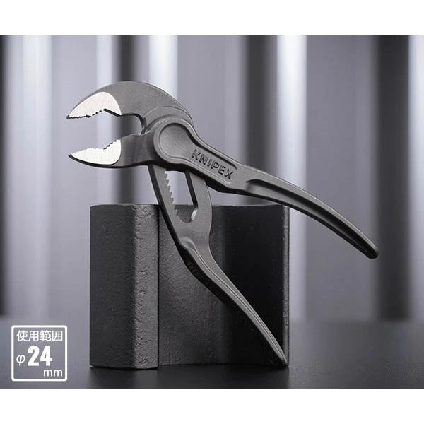 ※パッケージレスの業務用商品です。KNIPEXの“コブラ”は高性能なウォーターポンププライヤーです。ジョイント部は横方向へのブレを防止する3枚合わせのボックスジョイント。片手操作で素早く簡単にアゴの幅を細かく調整できます。ハンドルを開きスラ...