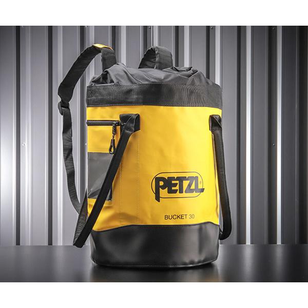 Petzl（ペツル）の「バケット30（BUCKET 30）」は、ロープやツールを効率的に収納・持ち運びできる高耐久バックパックです。最大で直径11mmのロープを110m収納でき、作業現場や高所作業での使用に最適。自立型設計と高強度TPU素材...