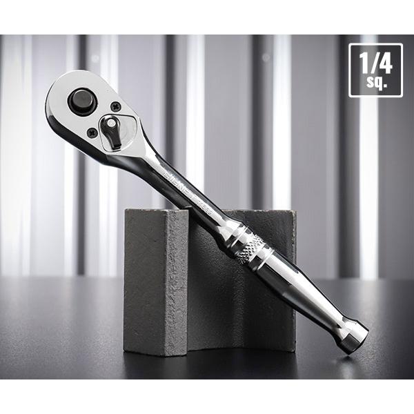 プッシュボタン付きスタンダードタイプ。ミラー仕上げのメッキが美しいラチェットハンドル。【仕様】ギア数：45差込角(SQ)：1/4ヘッド厚み(A；mm)：12ヘッド幅(B；mm)：25.5ヘッド厚み(C；mm)：25ヘッド長(E；mm)：39...