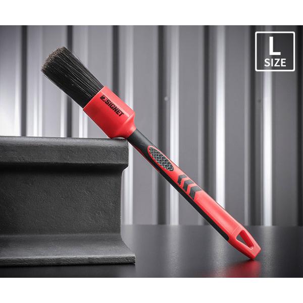 【仕様】ブラシ材質：猪毛20％＋PP80％ハンドル材質：PP,NBR全長：224mmハンドル長：178mmブラシ長：46mmブラシ径：24mm【特長】細部の汚れを徹底洗浄するための洗車用品です。車の内部・外部清掃に使用できます。乾湿両用で使...