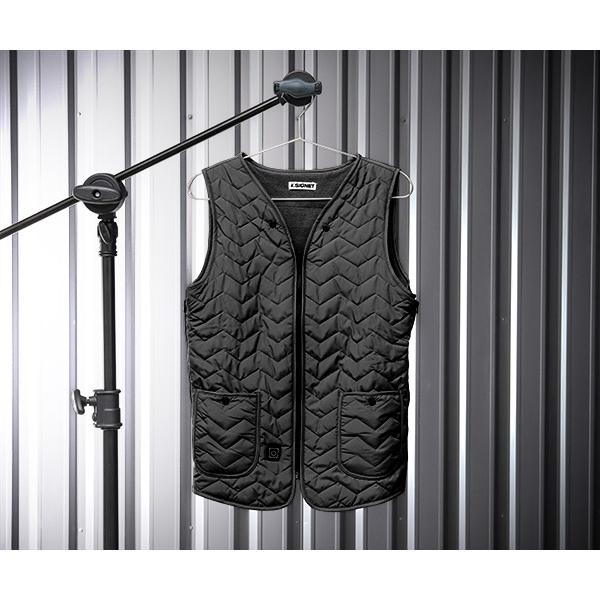 背面3カ所にヒーター内蔵の発熱エリア。襟元デザイン変えホック付き。両脇に身幅調整ファスナー付き。スイッチで高温・中温・低温への切替可能。スーツやコートの防寒インナーにも。