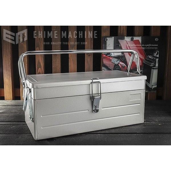 ハンドル可倒式の両開きメタルケースです。従来ながらの緑色が特長だった「SKC-M」の後継機。ハンドルが折りたため、ケース上部がフラットになるので、車載用としてご使用頂いたり、収納に便利です！ハンドル部は、ケース下側と繋がっていますので、ハン...