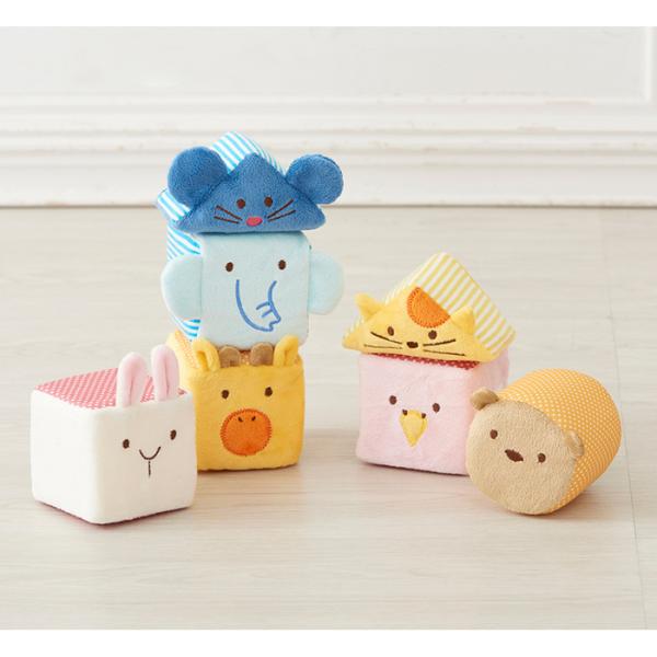 どうぶつさんを並べてみよう！あかちゃんの大好きがいっぱいつまった、やわらかつみき。「エド・インター ふわふわトーイ ふわふわアニマルブロック」は、はじめてのおもちゃにぴったりなやわらか布製のつみき。ひとつひとつのつみきから音が鳴るので、ラト...