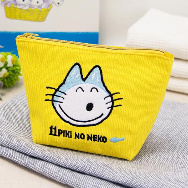 顔はボアでふっくら！耳や魚の部分は光沢のある刺繍で、何度も触りたくなってしまうかわいい『11ぴきのねこ』のポーチが誕生しました。イラストのディテールを活かしているので、大人にも嬉しい仕上がり。内ポケット4つ付きで、マチもあるからたくさん入り...