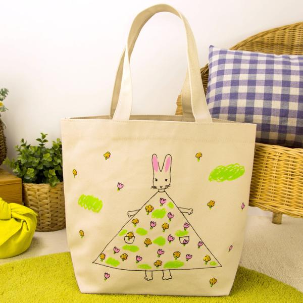 ロングセラー絵本『わたしのワンピース』シリーズから、「わたしのワンピース トートバッグ（お花）」の登場です。マチが14cmあって本なども入れやすいつくりとなっています。お花柄のワンピースを着たうさぎが、とってもかわいいデザイン。大人の女性に...