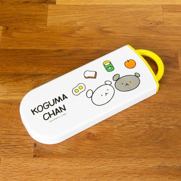 大人気「こぐまちゃんえほん」シリーズより、トリオセットの新デザイン。取っ手を引き出すと、お箸・スプーン・フォークがセットになっています。ランチボックスと一緒に使って、こぐまちゃんとお弁当の時間を楽しんじゃおう♪【サイズ】ケース：7.6×19...