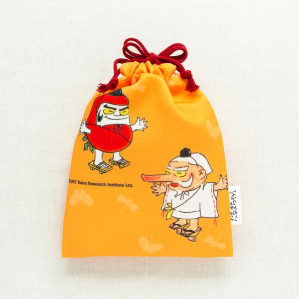 長年愛され続けている絵本「だるまちゃん」シリーズから絵本『だるまちゃんとてんぐちゃん』の巾着です。素材はポリエステルですが、ざらりとした手触りで和を感じる生地が素敵。ポケットティッシュ・絆創膏・カードケースなど、いつも持ち歩く、バッグの中の...
