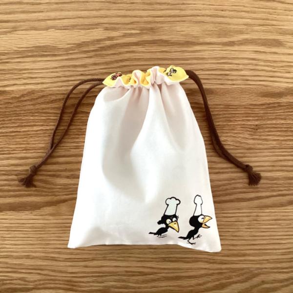 ロングセラー絵本『からすのパンやさん』の便利な巾着です。パン屋さん一家のシンプルなデザインと、いろいろな形のパンが楽しいポップなデザインのリバーシブル仕様。気分によって好きな方を使ってくださいね♪大サイズはスマートフォンやハンカチなどもすっ...