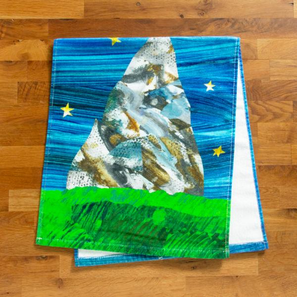 エリック・カールの名作絵本『パパ、お月さまとって！』のフェイスタオルです。ちょうどよい大きさになったお月さまを、パパが持ってはしごをつたって下へ降りてくるシーン。縦長サイズを生かしたデザインで、絵本の世界観をたっぷり味わえます。もう一つのポ...