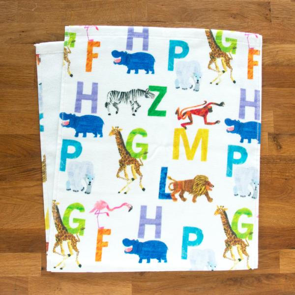 絵本『はらぺこあおむし』でお馴染み、エリック・カールのフェイスタオルです。シマウマやカバ、キリンやライオンなど、動物園の人気者たちが大集合♪エリック・カールならではの豊かな色彩も、きれいな発色で再現されています。毎日おうちのタオル掛けにかけ...