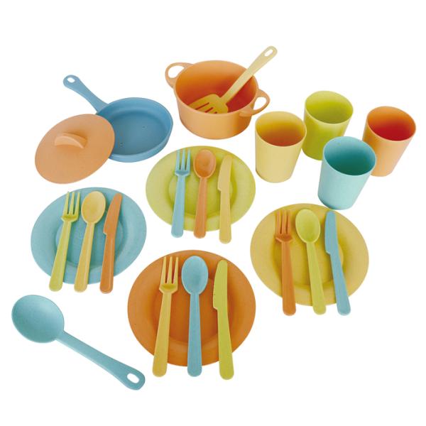 大きなお鍋とフライパン、フレイ返しやお玉などが付いた、おままごとにピッタリのクッキングセットです。原料の一部に小麦の茎を配合することでプラスチックの使用量を約20％軽減した、環境にやさしい「バイオプラスチック」を使用しています。お砂場やお風...