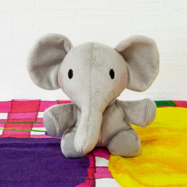 ぽてっとした感じがたまらない！『ぐるんぱのようちえん』から、手のひらサイズのお手玉「ぐるんぱ お手玉」が登場しました。ぐるんぱの優しい表情に、思わずこちらまでにっこり。見ているだけで癒される愛らしさです。お部屋や会社のデスクに、ちょこんと座...