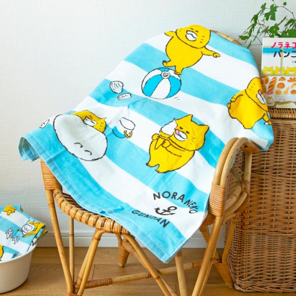 いたずらっ子でちょい悪……だけどとっても愛らしい「ノラネコぐんだん」の大判タオルです。爽やかな水色のボーダーの上で、泳いだり、砂遊びをしたり、お昼寝したり。元気いっぱい海を満喫するノラネコたちが並んだ、ご機嫌な絵柄！大判でゆったり使えるサイ...