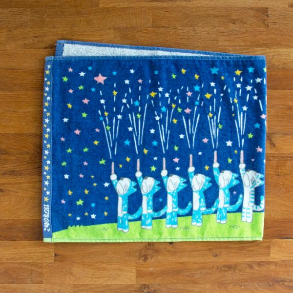 大人気絵本「11ぴきのねこ」シリーズのフェイスタオルです。絵本『11ぴきのねことへんなねこ』でお空にシューッと向けた花火は、ピカピカキラキラ。横に長いフェイスタオルでは11ぴきのねこもみずたまねこも勢ぞろいで、幻想的なシーンに心を躍らせた思...