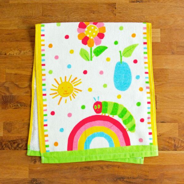 こどもたちが大好きなエリック・カールの人気絵本『はらぺこあおむし』のフェイスタオルです。カラフルでかわいいデザイン。手洗いの後、お風呂上り、スポーツの後など、お家の中でも外でも活躍します。絵本と一緒にプレゼントするのもおすすめです。【サイズ...