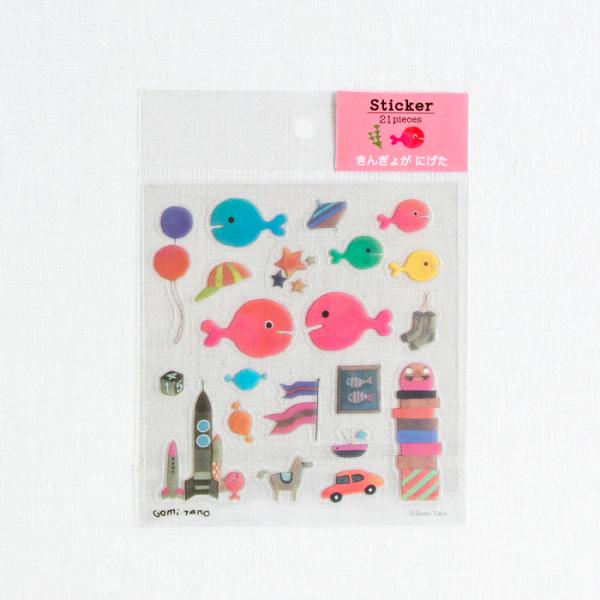 五味太郎さんの名作『きんぎょがにげた』のシールです。丸みを帯びたフォルムで、なんてかわいいの！と大人の心もくすぐるきんぎょグッズ。小物に、PCに、お手紙に……カラフルなきんぎょたちをどこに逃がすかはあなた次第♪　見つけてはにっこりしてくださ...