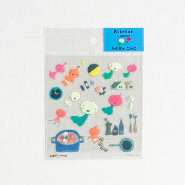 五味太郎さんの名作『かぶさんとんだ』のシールです。みんなで宇宙へ、そしてどこまでも飛んでいくかぶさんたち。小物に、PCに、お手紙に……かわいいお顔のかぶさんを、ふよふよと飛ばして和んでくださいね。【サイズ】本体：W120×H125mm【素　...